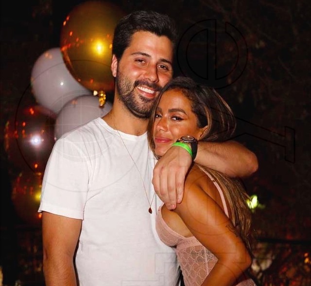 Anitta assume namoro com empresário Michael Chetrit