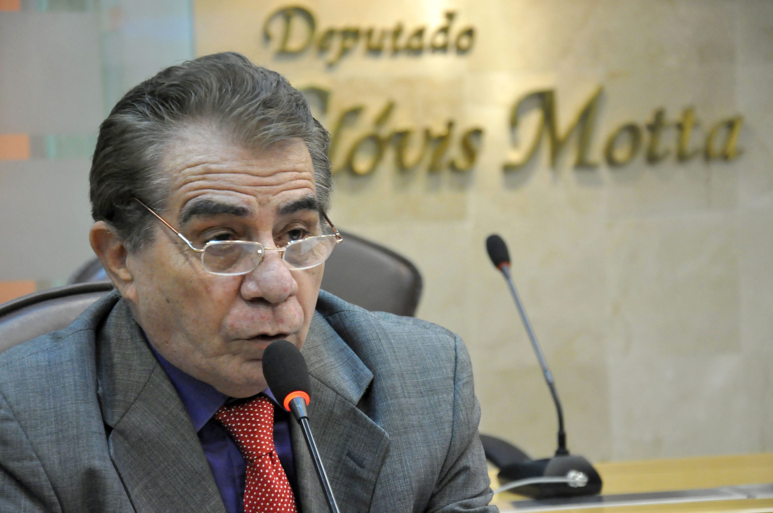 Estado de saúde do ex-deputado Raimundo Fernandes é grave, mas estável
