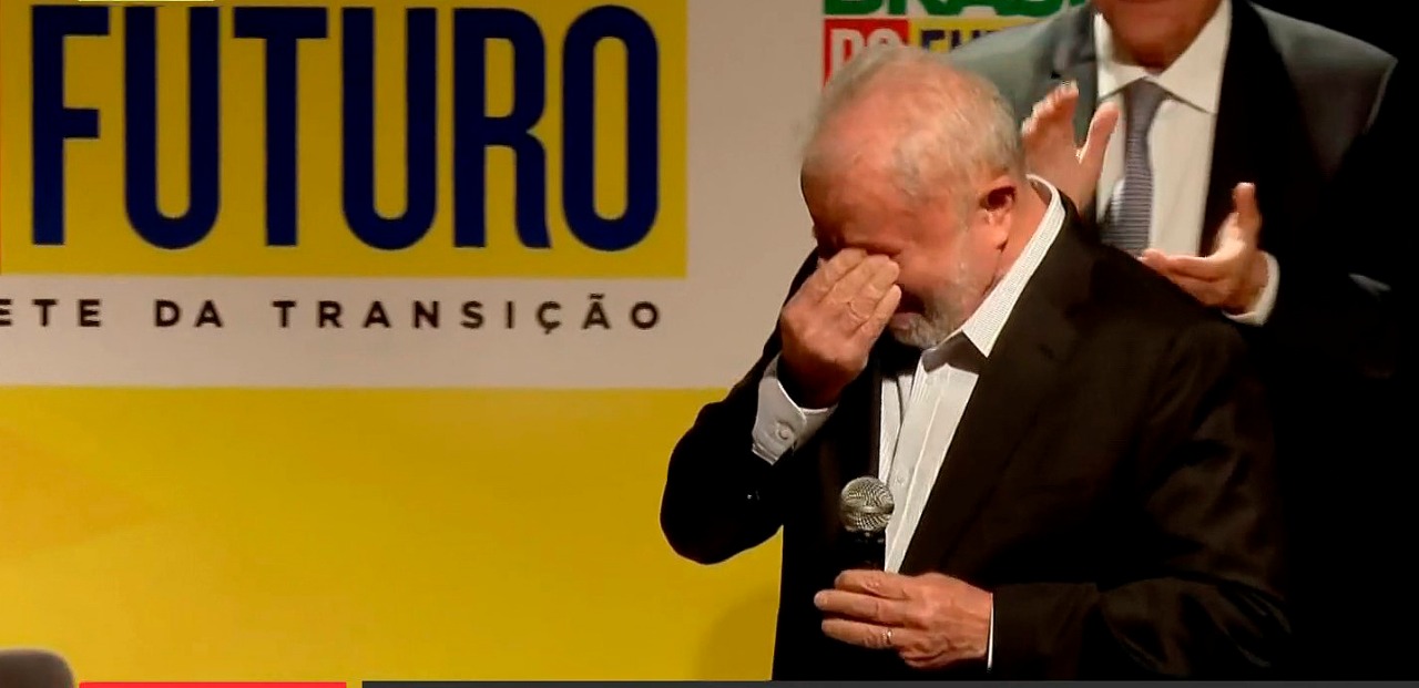 Lula chora ao falar em acabar com a fome no Brasil