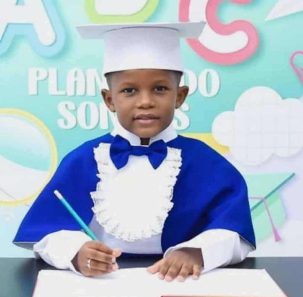 Menino de 8 anos morre após participar de ‘desafio do desodorante’ em ... Menino de 8 anos morre após participar de ‘desafio do desodorante’ em ...