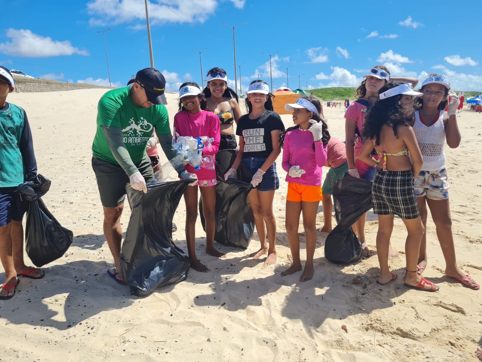 Mutirão de limpeza em praias recolhe 400kg de resíduos