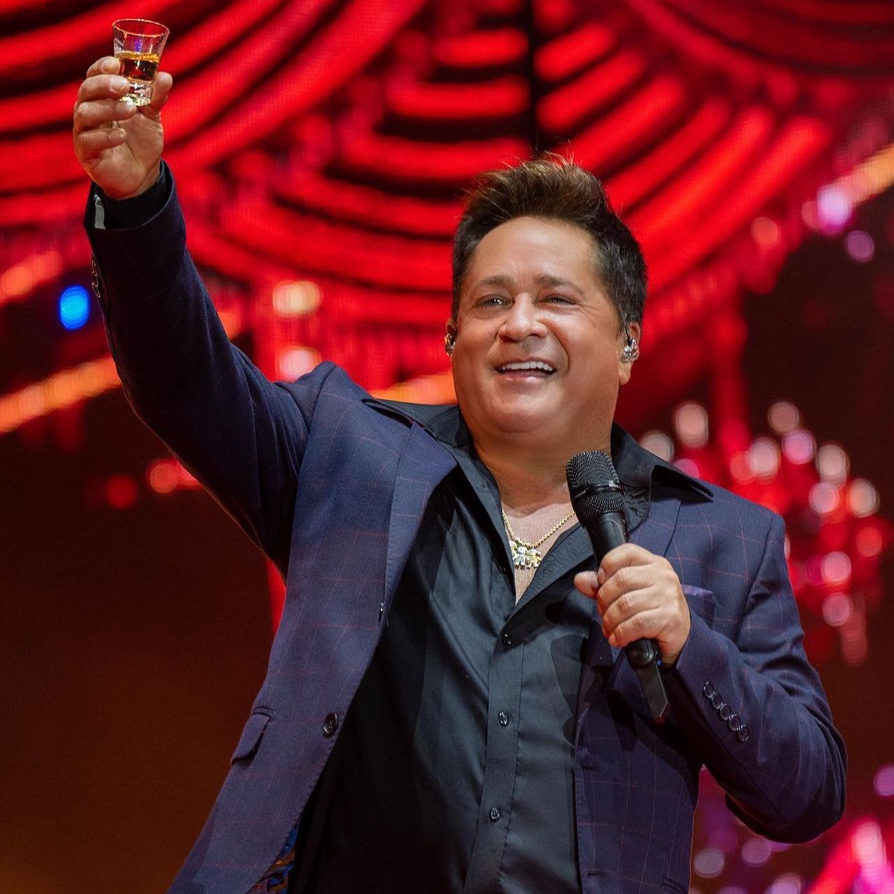 Modelo de 27 anos diz ser filha do cantor Leonardo e pede teste de DNA