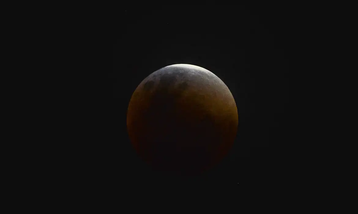 Eclipse parcial da Lua acontece hoje; assista ao vivo no NOVO