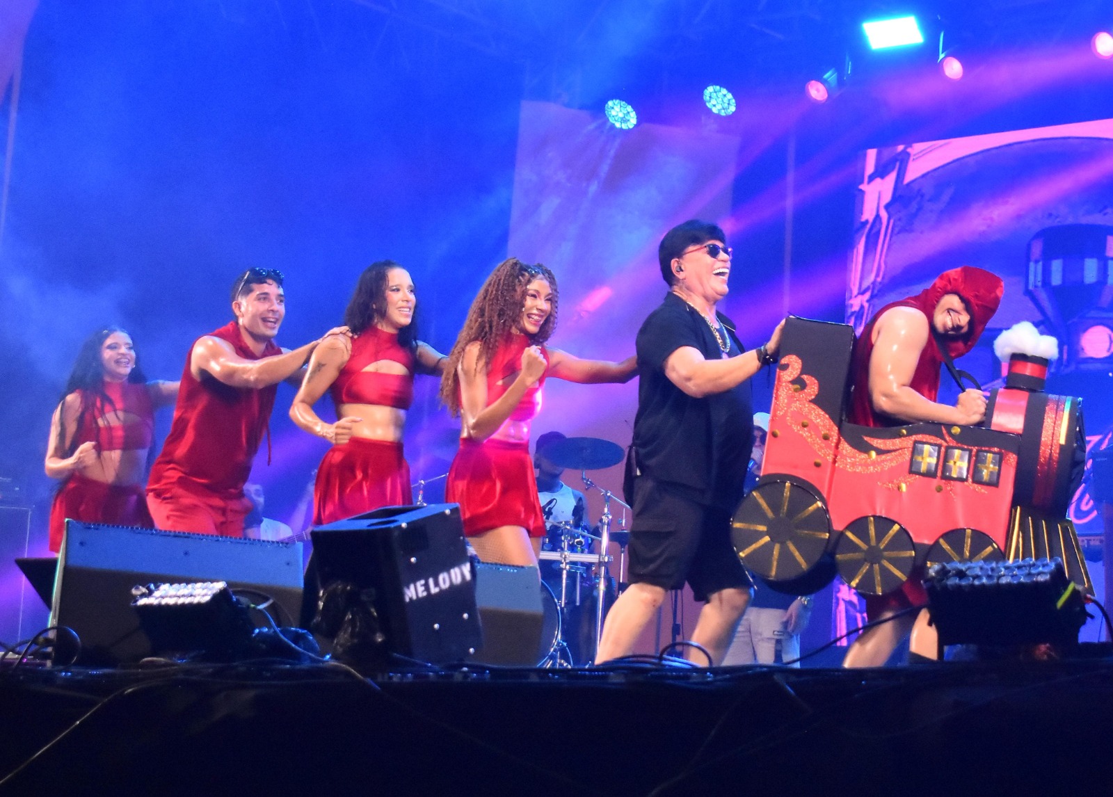 50 mil pessoas participam do sábado de carnaval no palco Nélio Dias, na zona Norte