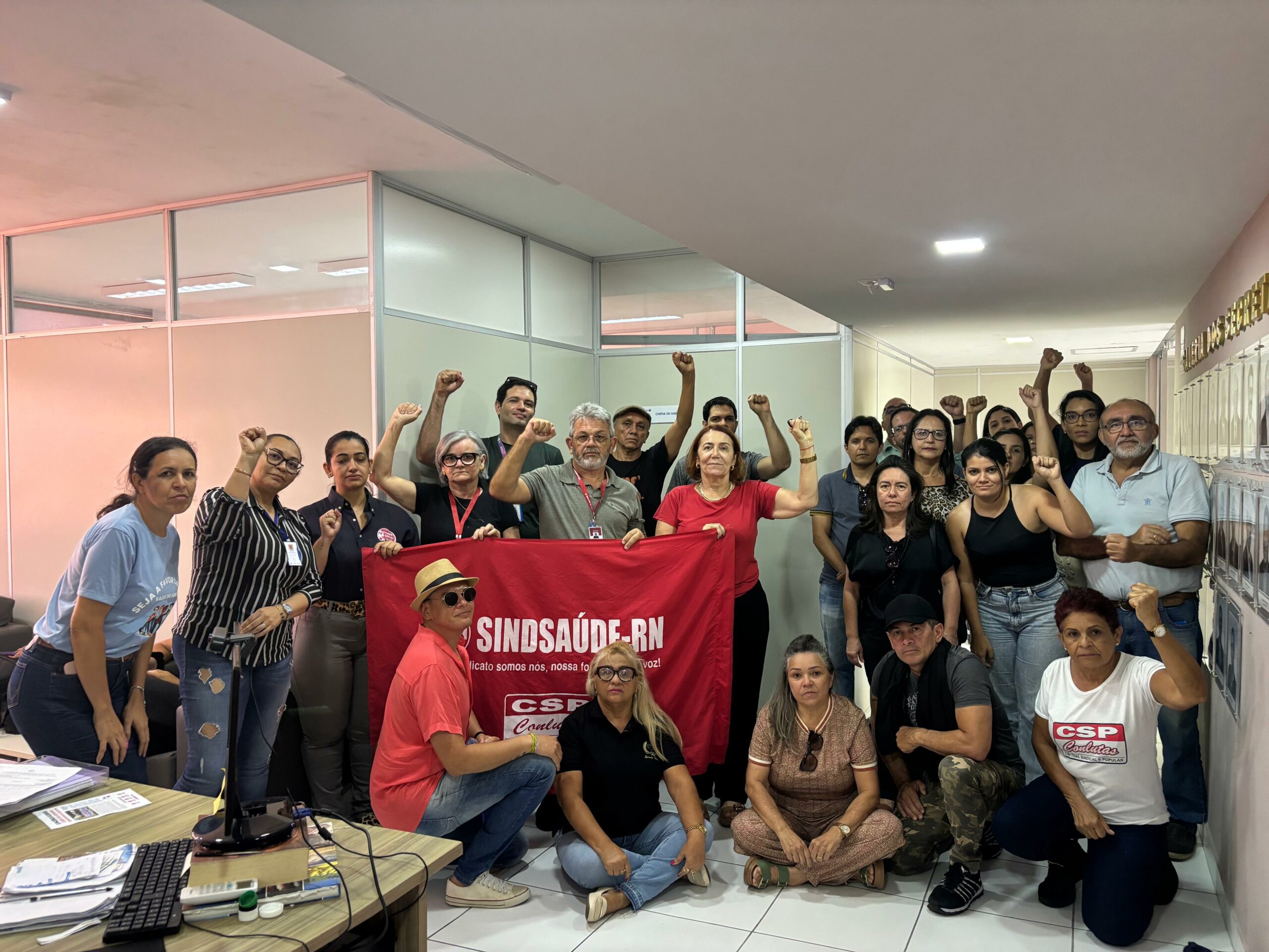Servidores em greve ocupam prédio da Secretaria Estadual de Saúde